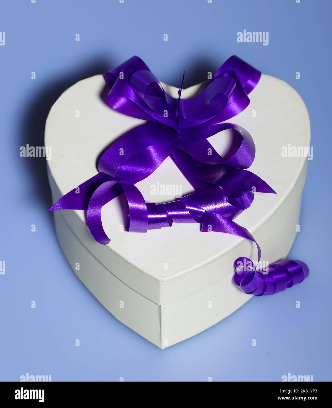 Heart shaped present box with ribbon Stock Photo - Alamy