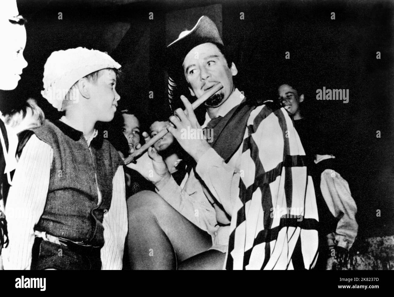 Van Johnson Film: The Pied Piper (USA 1942) Characters: Pied Piper ...