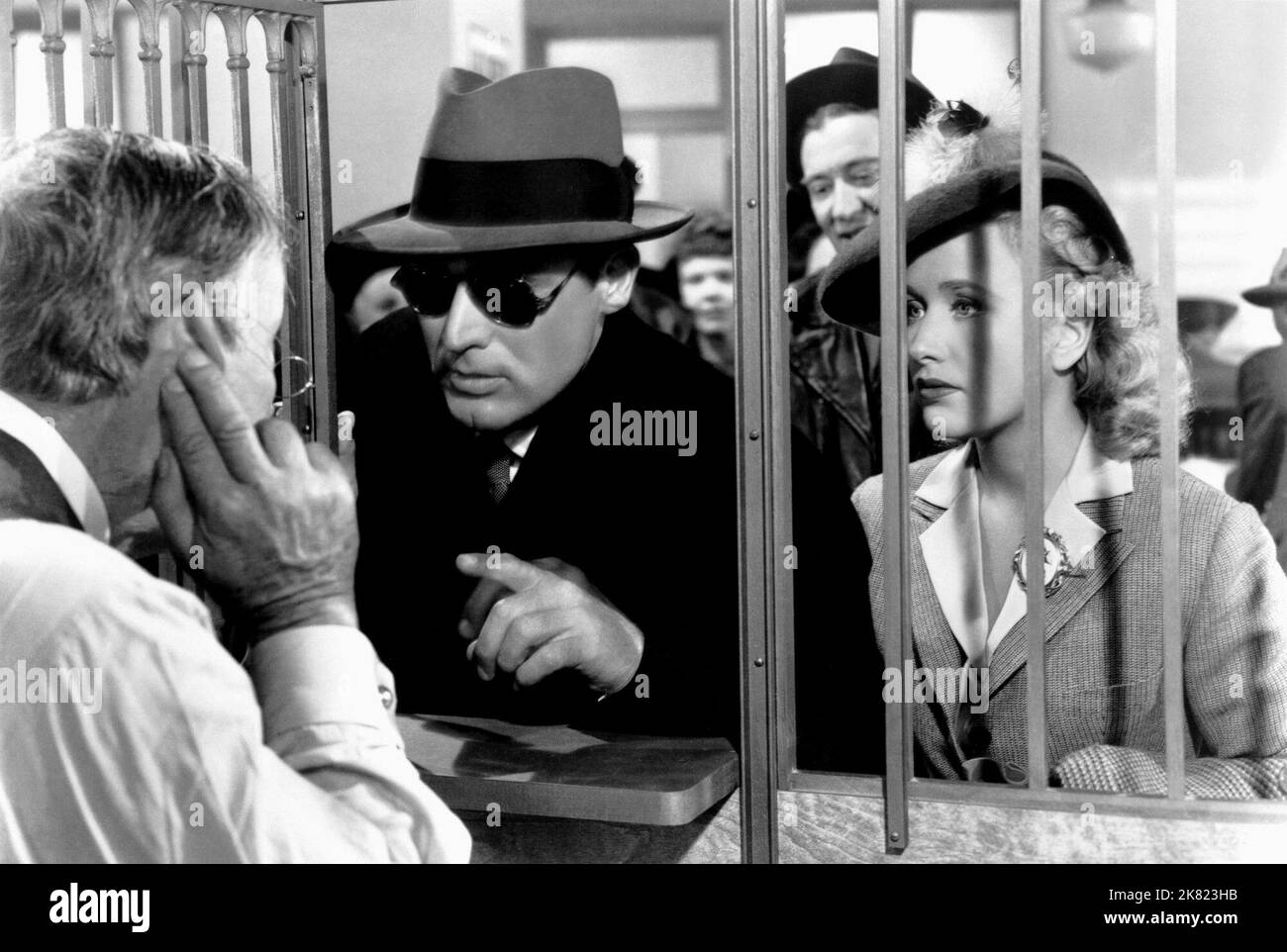 Cary Grant & Priscilla Lane Film Arsenic And Old Lace (1940) Characters ...