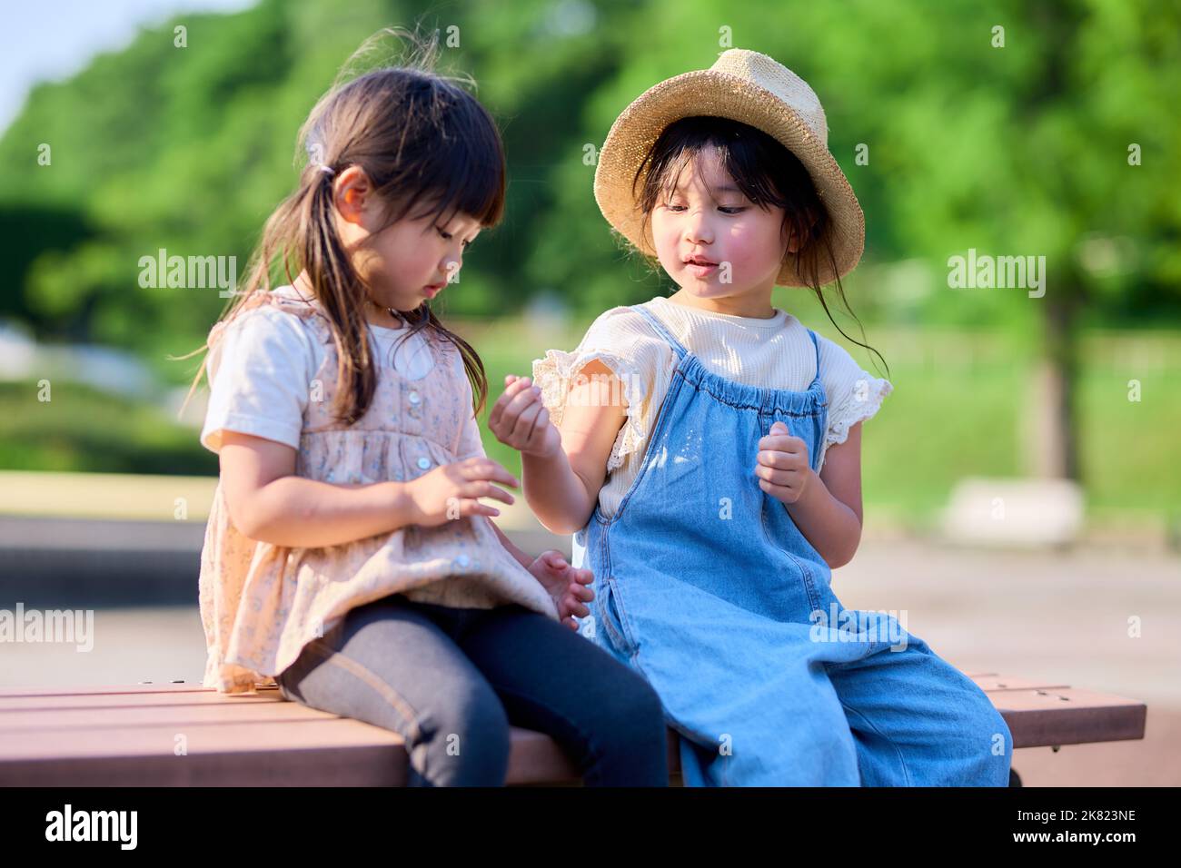 Kids playing showing summer hi-res stock photography and images - Alamy
