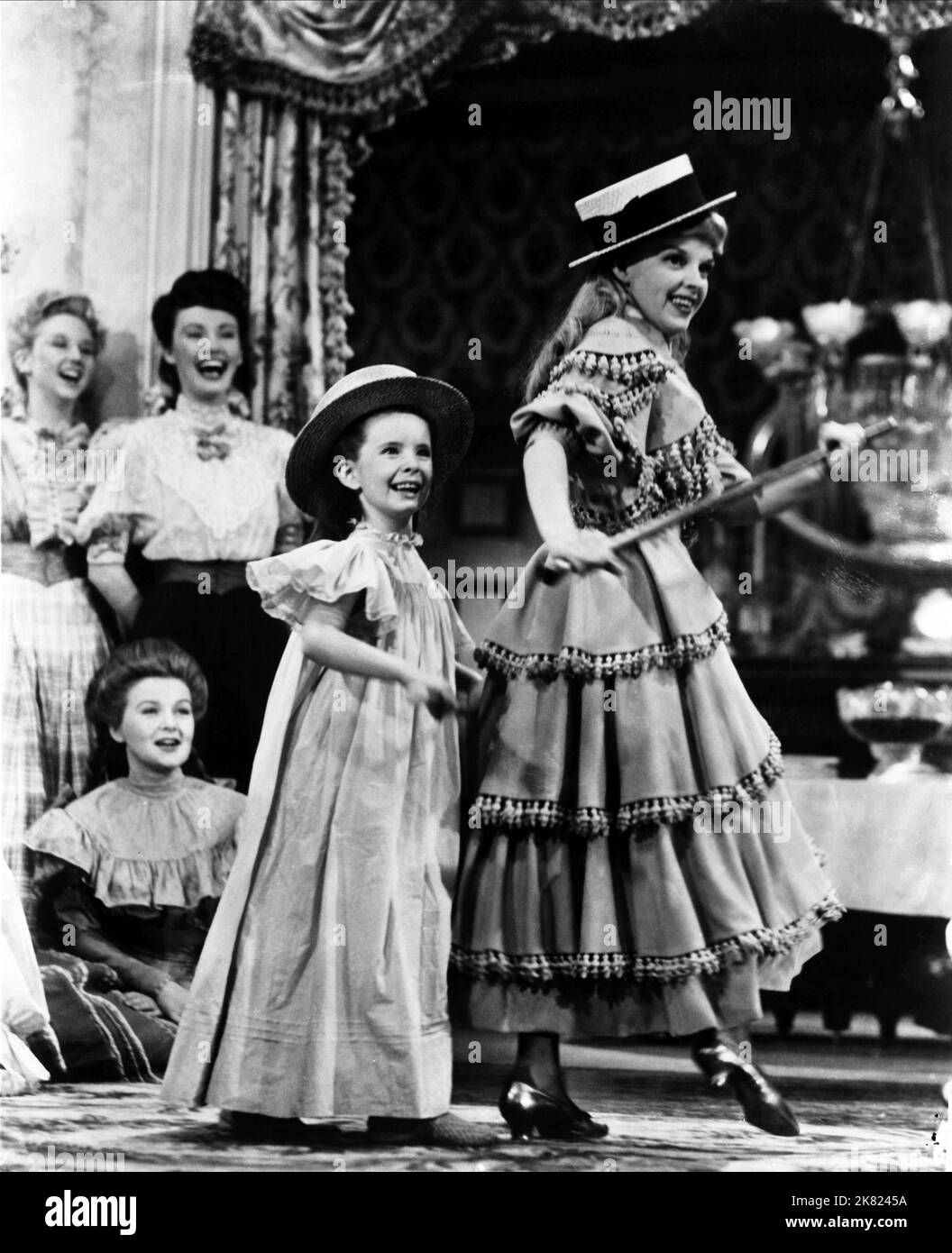Margaret O'Brien & Judy Garland Film: Meet Me In St. Louis (USA 1944 ...