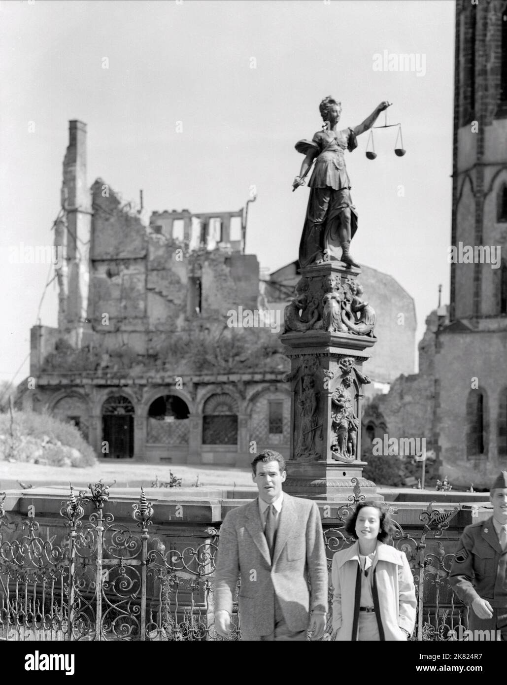 Robert Ryan, Merle Oberon & Michael Harvey Film: Berlin Express (USA ...