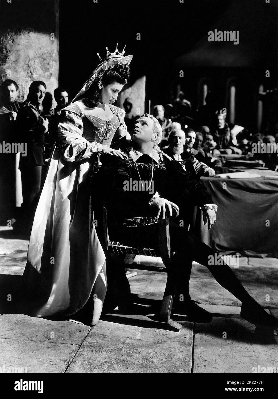 Eileen Herlie & Laurence Olivier Film: Hamlet (1949) Characters ...