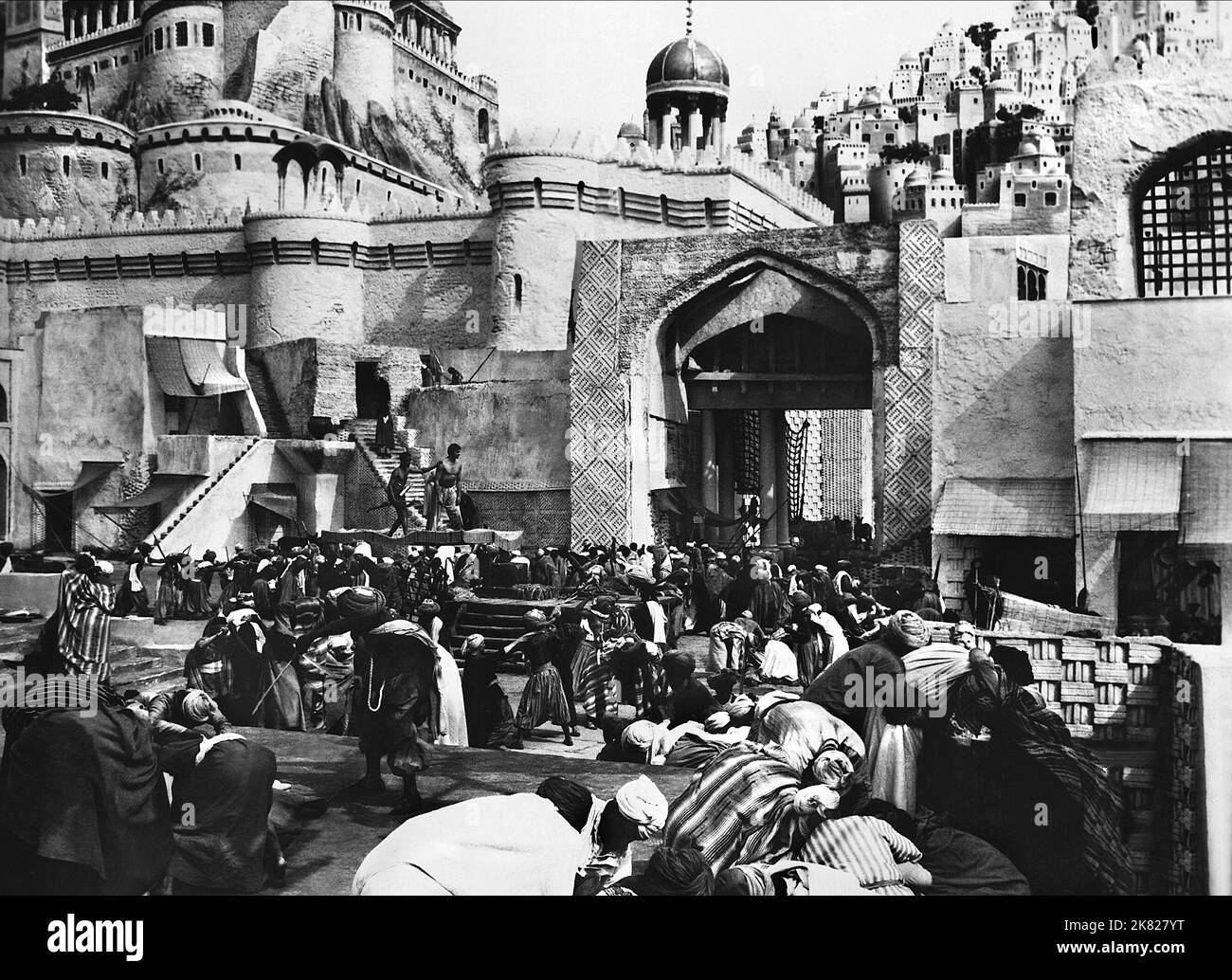 Baghdad Market Scene Film: The Thief Of Bagdad (USA/UK 1940) Regie ...