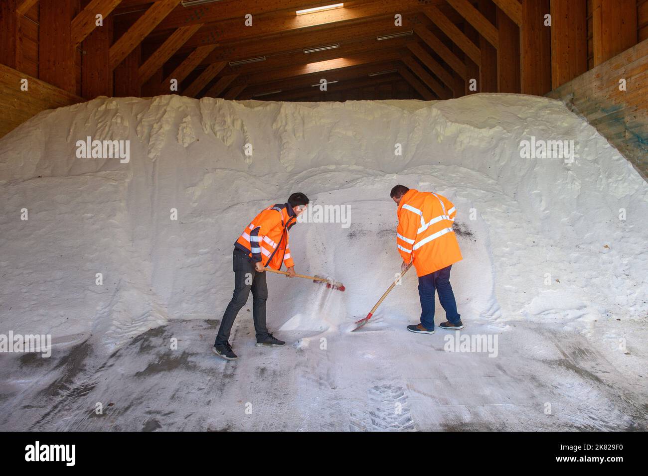 Sweep up traffic shovel hi-res stock photography and images - Alamy