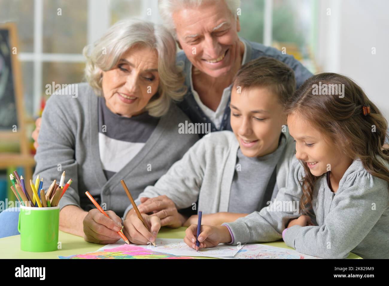 Grandparents grandchildren drawing hi-res stock photography and images ...
