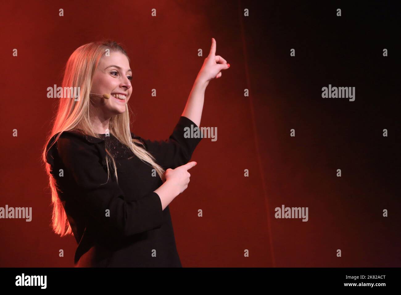 Laura Laune, humoriste, chroniqueuse, auteur et comédienne. 33 ème ...