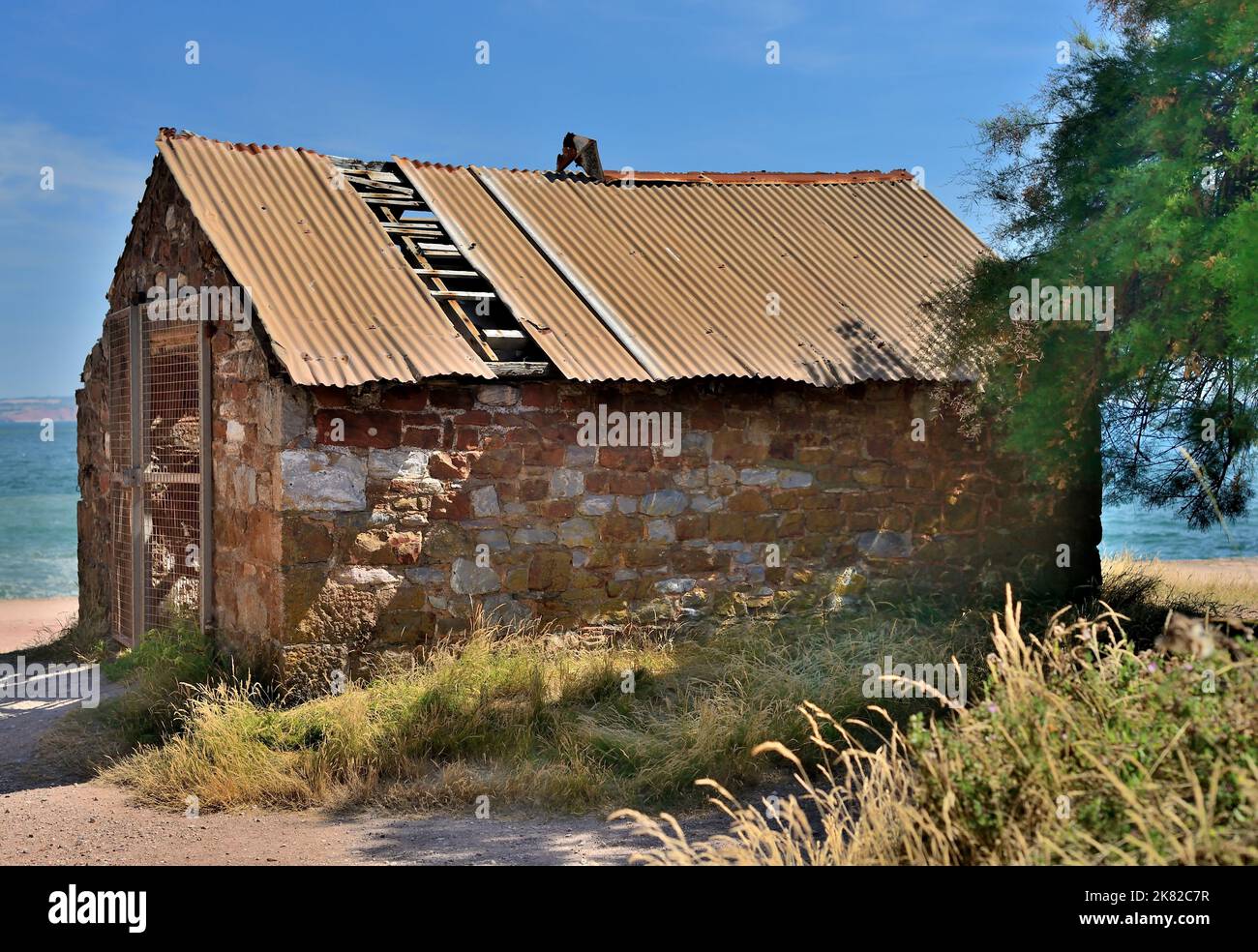 A dilapidated old hut beside the coastal railway at Sprey Point, Teignmouth, South Devon Stock ...