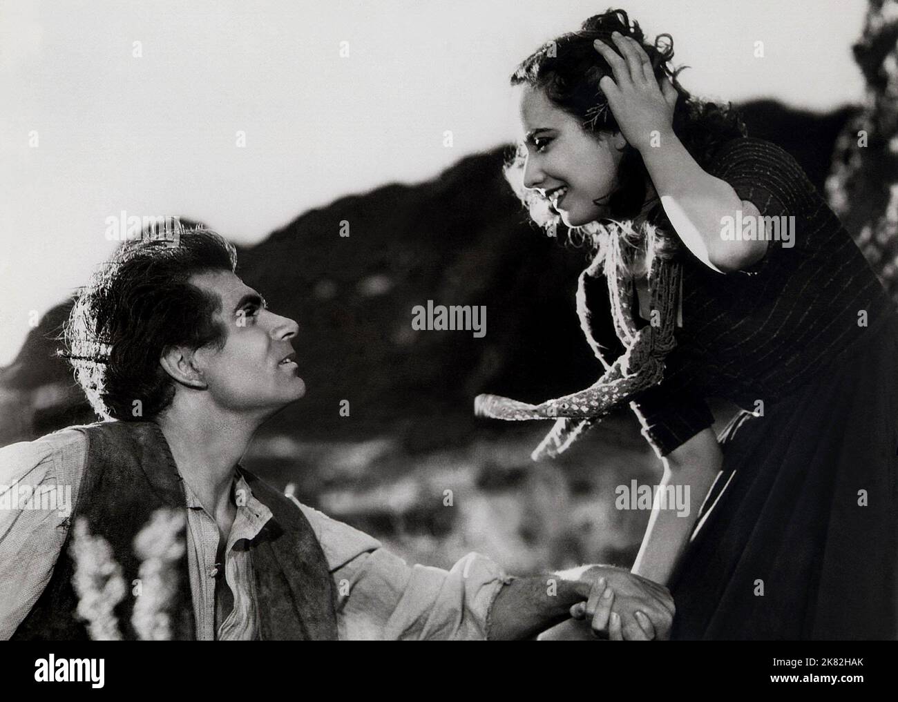 Laurence Olivier, Merle Oberon Film Wuthering Heights (1936) Characters ...