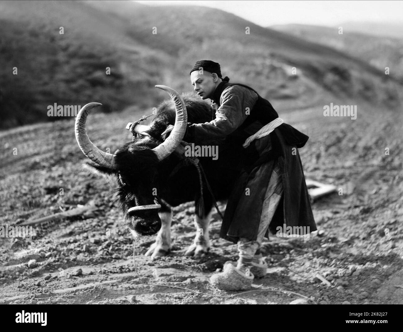 Paul Muni Film The Good Earth (USA 1937) Characters: Wang Lung Director ...