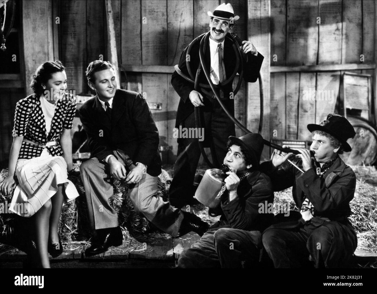 Maureen O'Sullivan, Allan Jones, Groucho Marx, Chico Marx & Harpo Marx ...