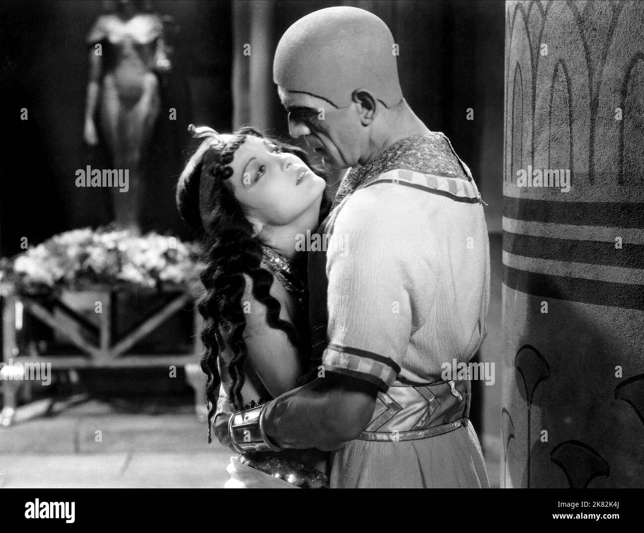 Zita Johann & Boris Karloff Film The Mummy (USA 1932) Characters: Helen Grosvenor, Im-ho-tep ...