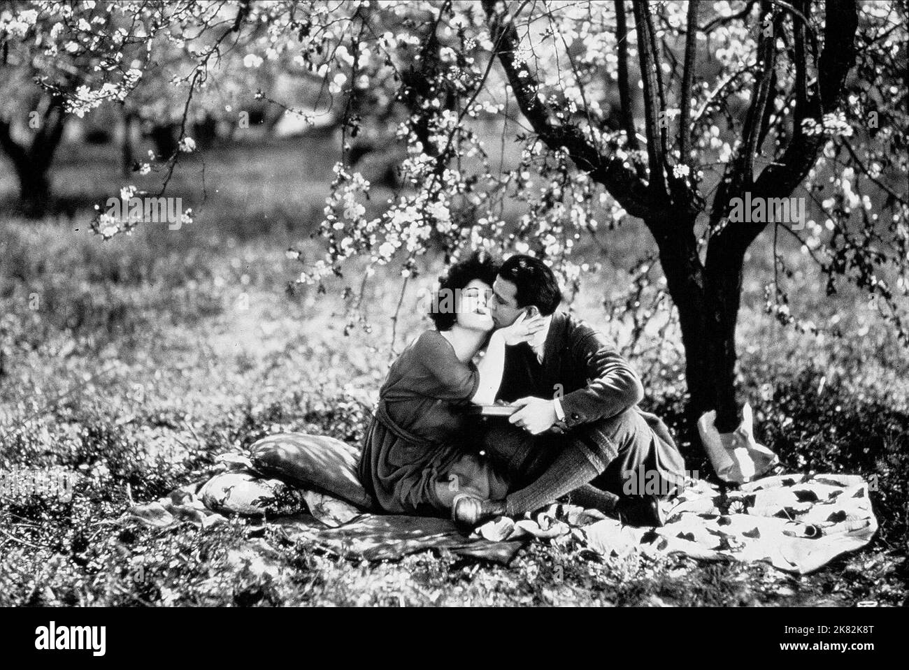 Alla Nazimova & Rudolph Valentino Film: Camille (USA 1921) Director ...