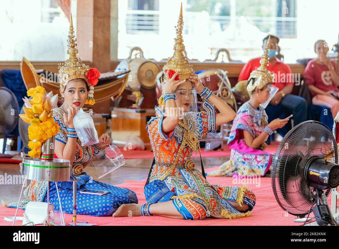 Thai dancers wearing traditional dress hi-res stock photography and ...