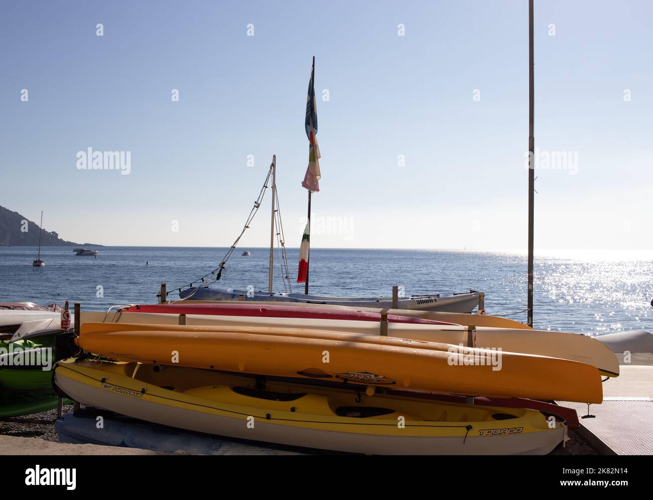 Italienisches Dorf am Meer mit Booten Stock Photo - Alamy