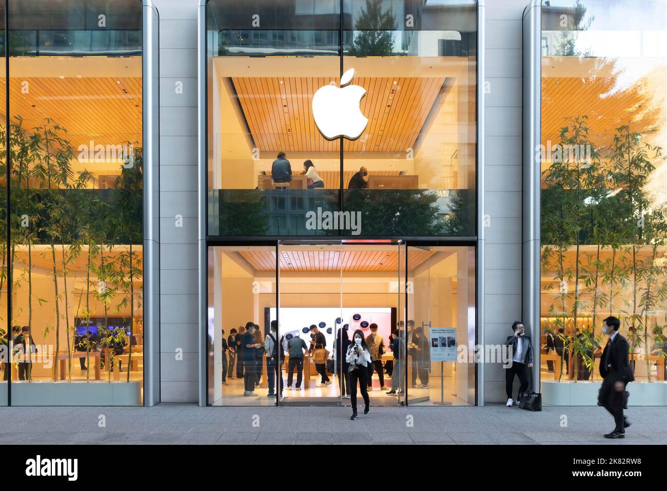 Entrance of Apple store Marunouchi in Tokyo Stock Photo - Alamy