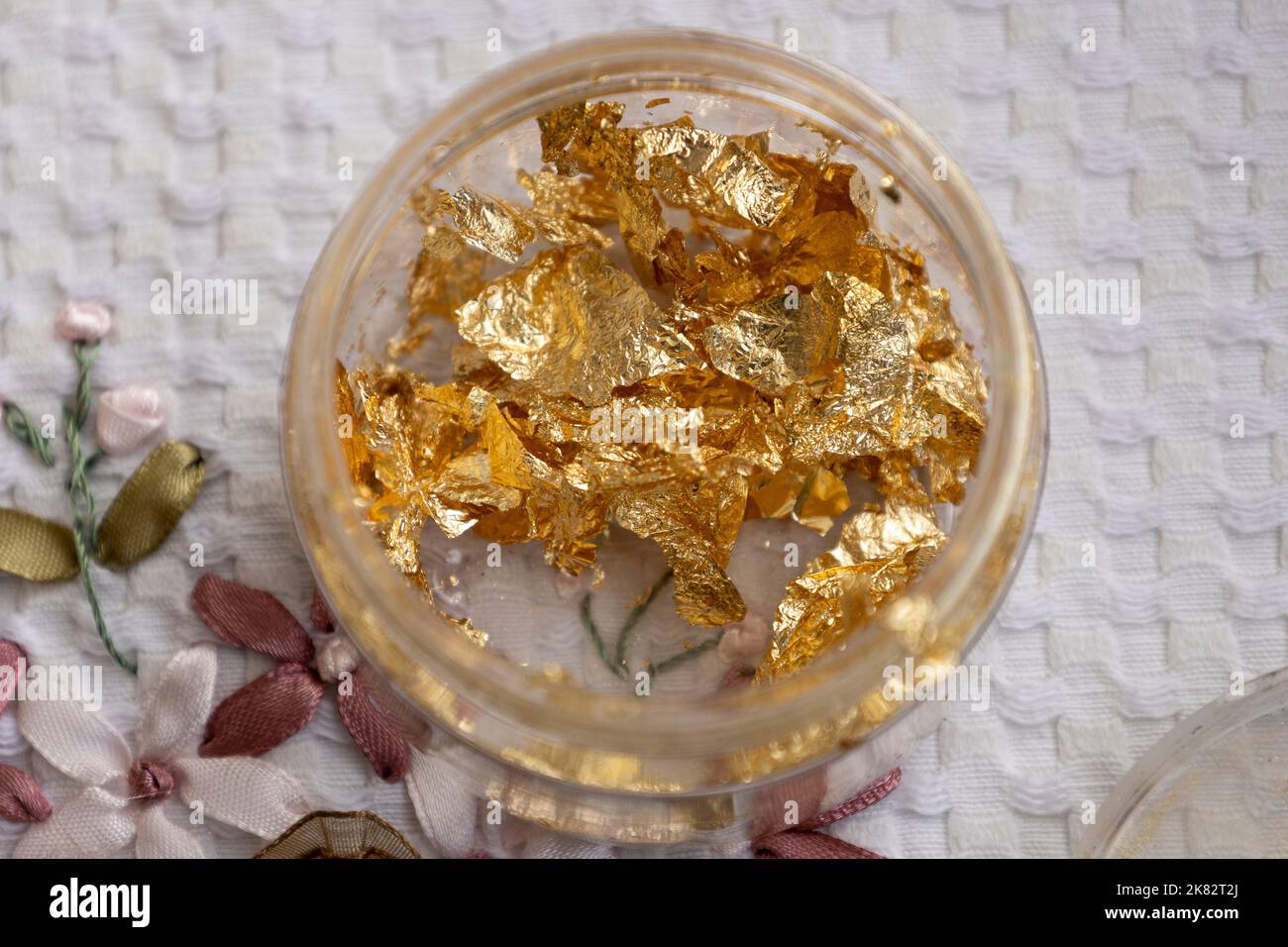 Edible gold cake hi-res stock photography and images - Alamy