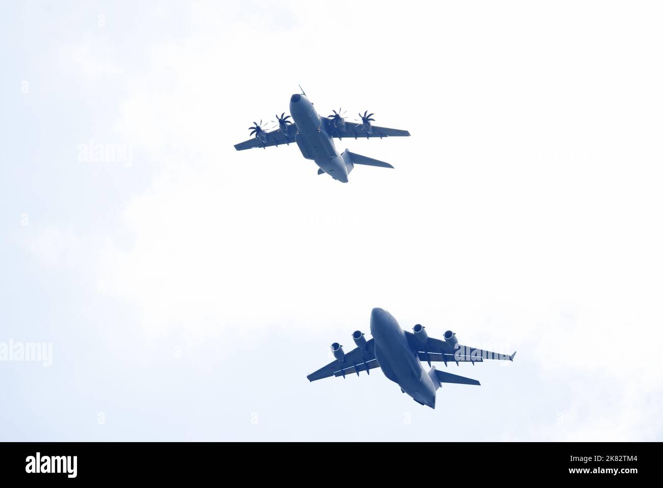Boeing C-17 Globemaster & Airbus A400M Atlas Oxfordshire UK GB post fly ...