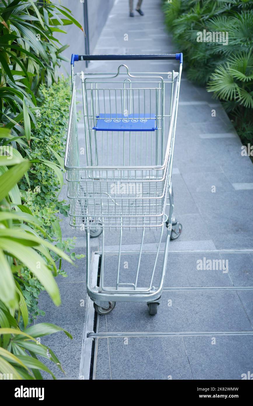 empty shopping trolley left outside of a market Stock Photo - Alamy