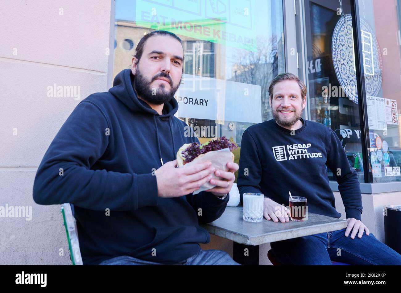 PRODUCTION - 10 March 2022, Berlin: Deniz Buchholz (l) and Daniel ...