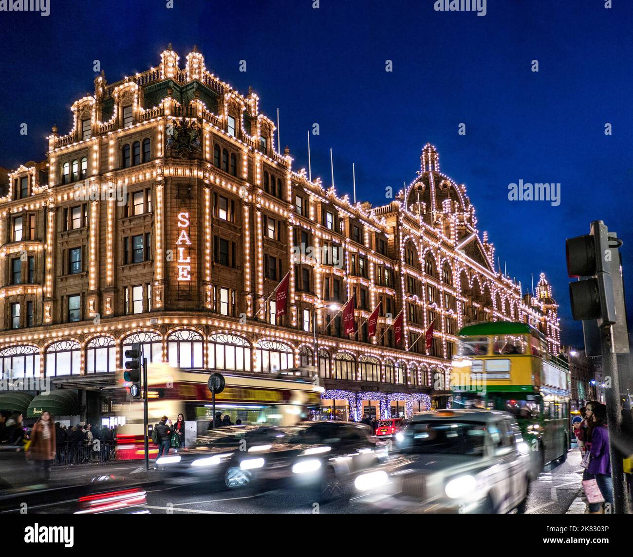 Harrods exterior cars hi-res stock photography and images - Alamy