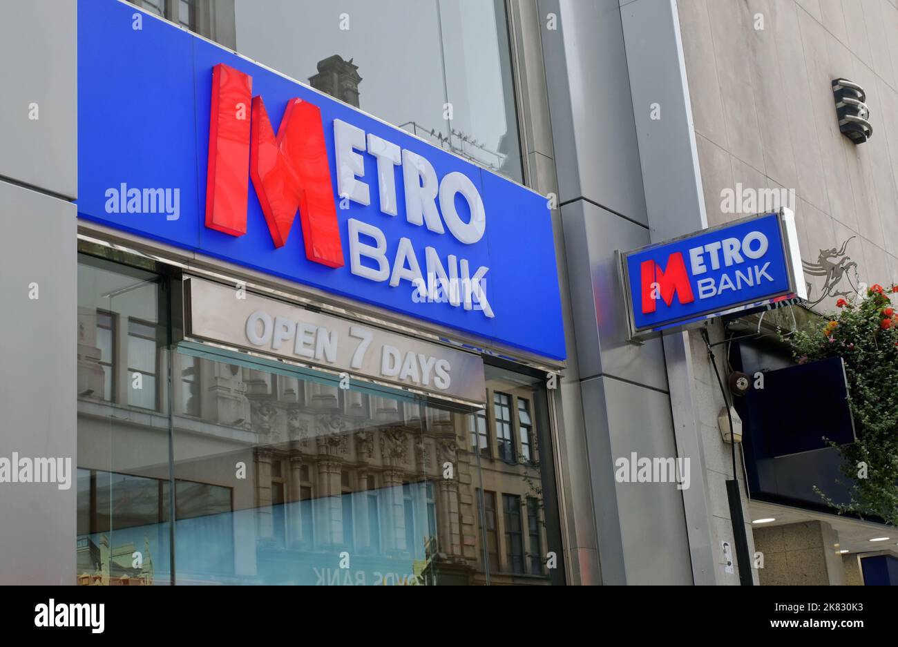 Shops and restaurants in Cardiff city centre. Metro Bank on Queen ...