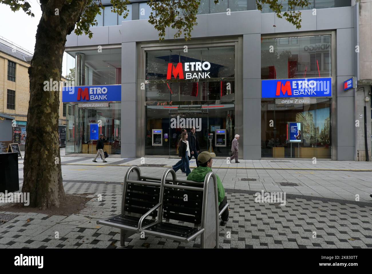 Shops and restaurants in city centre. Metro Bank on Queen Street ...