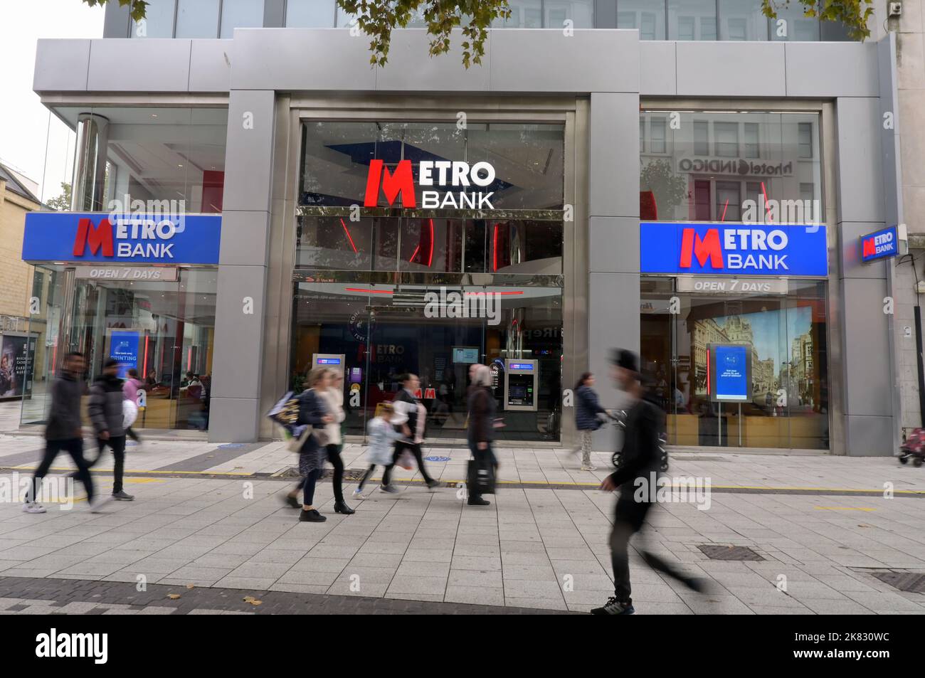 Shops and restaurants in city centre. Metro Bank on Queen Street ...