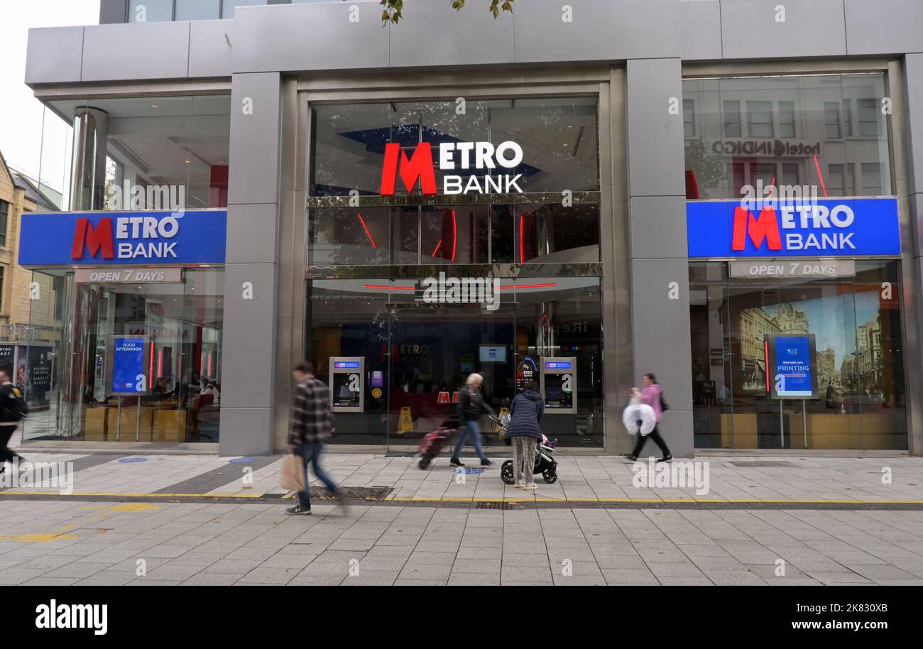 Shops and restaurants in Cardiff city centre. Metro Bank on Queen ...