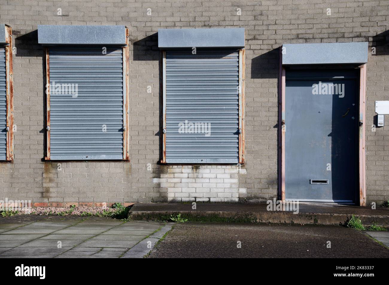 Office window shutters closed due to business closure Stock Photo - Alamy