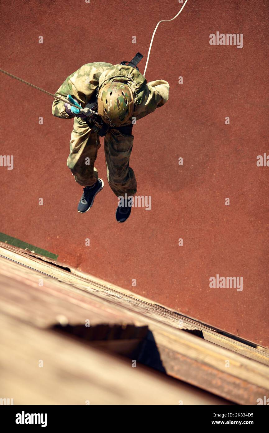 Special forces fighter descends from a skyscraper to storm the ...