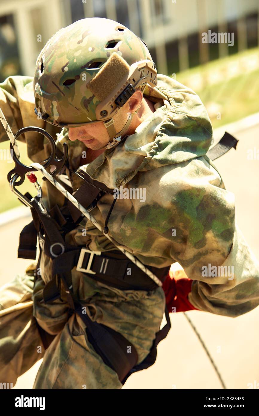 Special forces fighter descends from a skyscraper to storm the ...