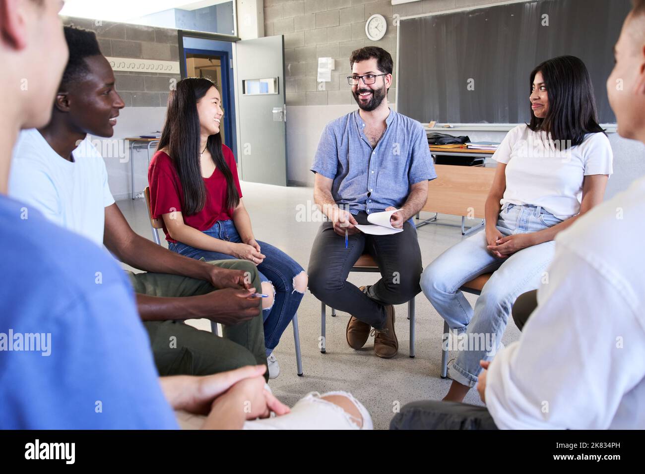Student presenting to classmates hi-res stock photography and images ...