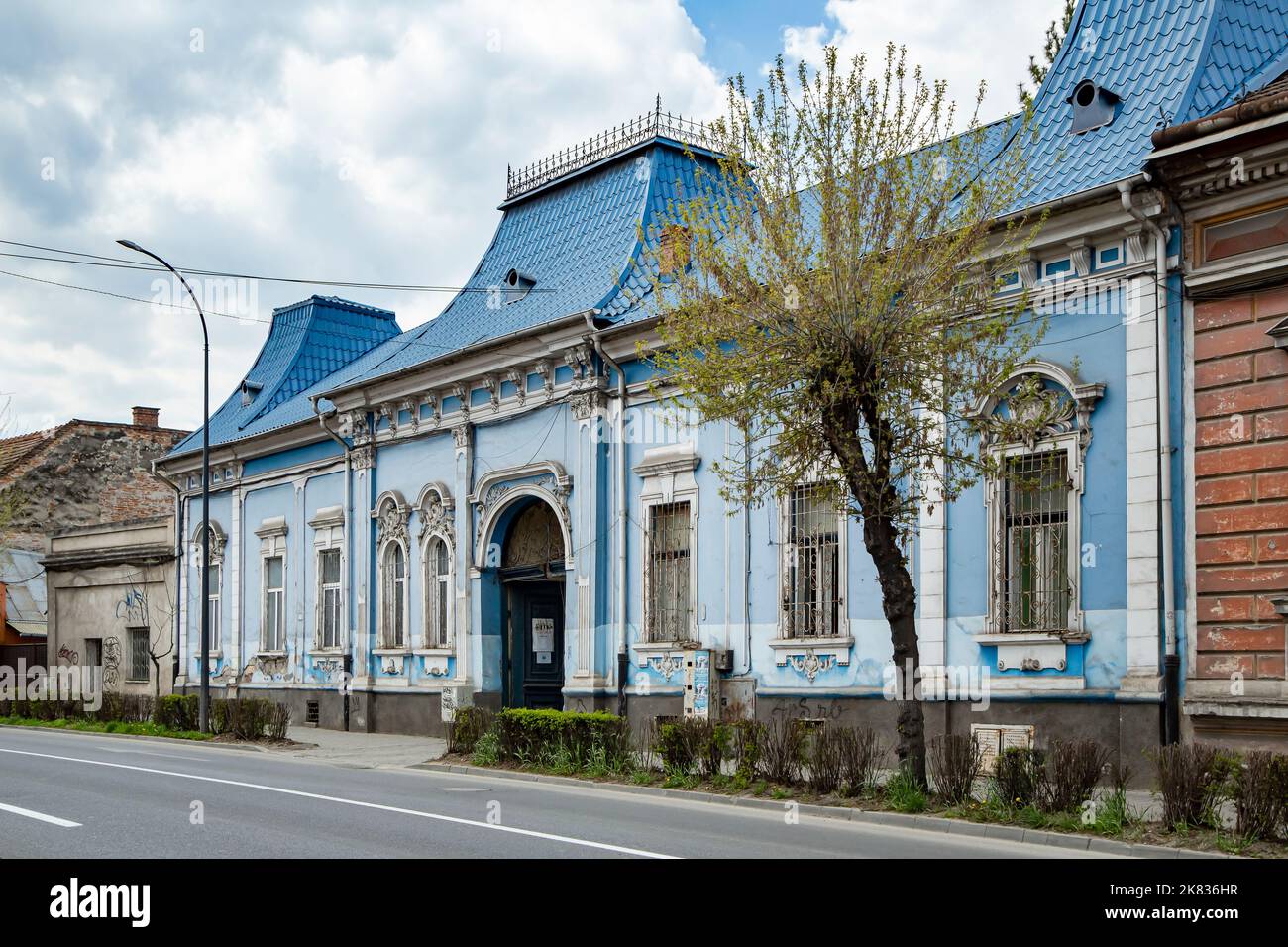 TARGU MURES, TRANSYLVANIA, ROMANIA – APRIL 23, 2021: Old buildings in ...