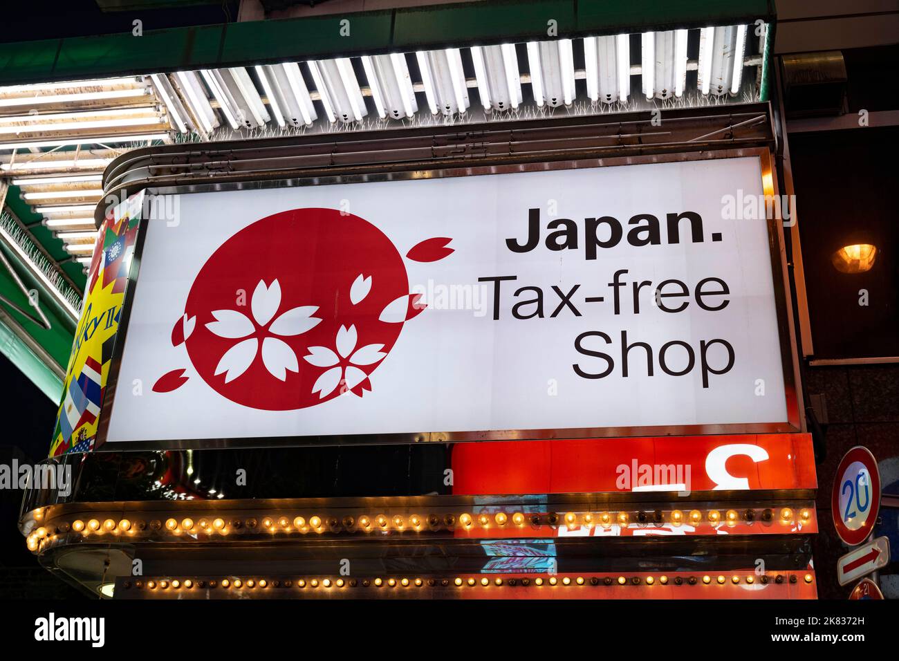 Shopping japan us tourist hi-res stock photography and images - Alamy