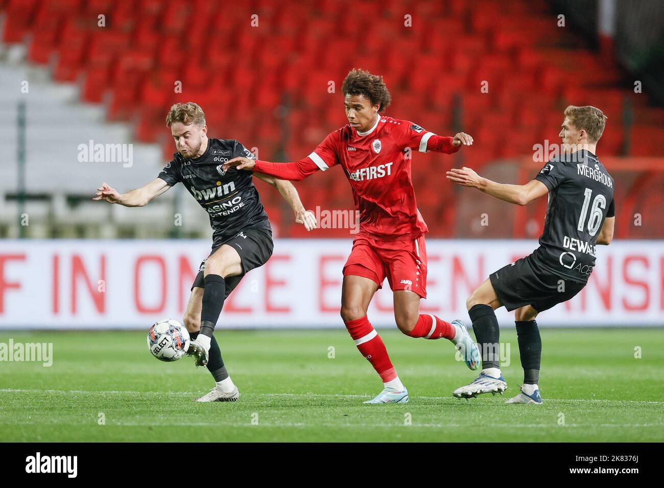 Antwerp, Belgium. 20th Oct, 2022. Oostende's Robbie D'Haese, Antwerp's ...