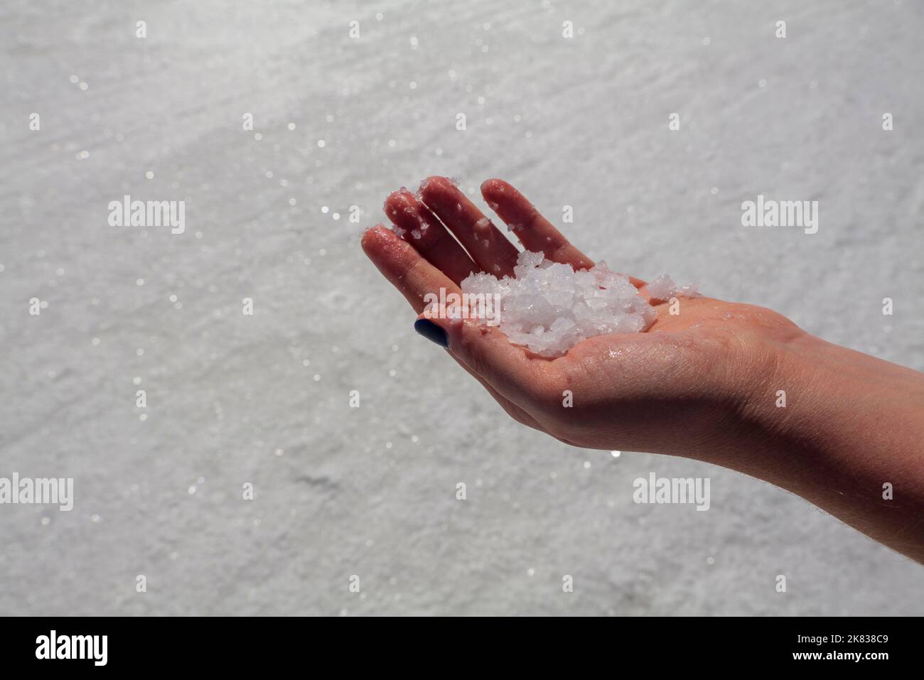 Hand pour salt hi-res stock photography and images - Alamy