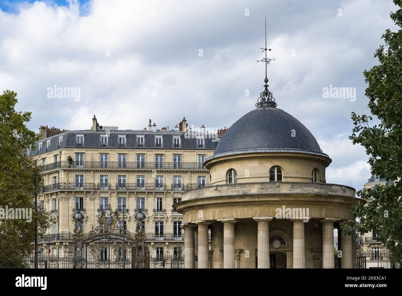 Parc monceau gate hi-res stock photography and images - Alamy