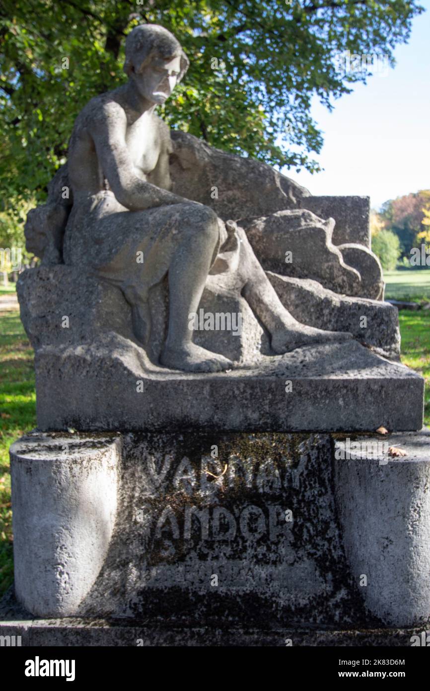 Statue on a grave in Kerepesi Cemetery, Budapest, Hungary Stock Photo - Alamy