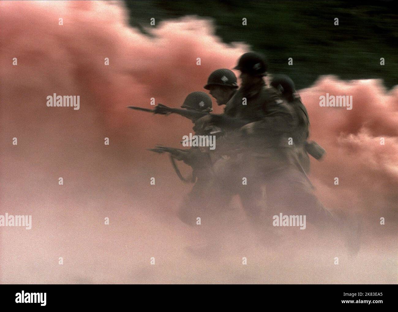 Soldiers battle scene television hi-res stock photography and images ...