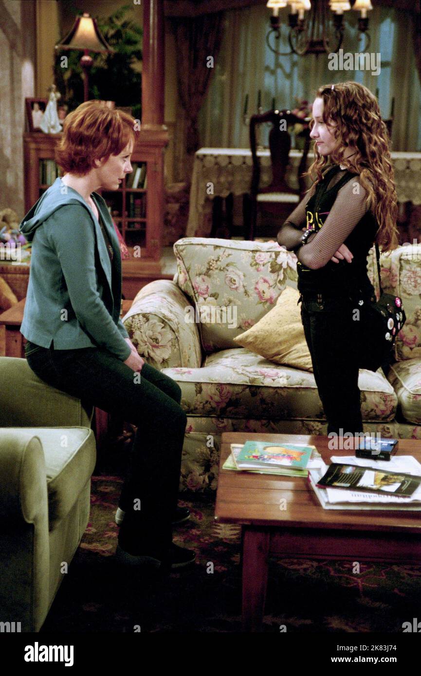 Reba Mcentire & Scarlett Pomers Television: Reba (2001) Characters ...