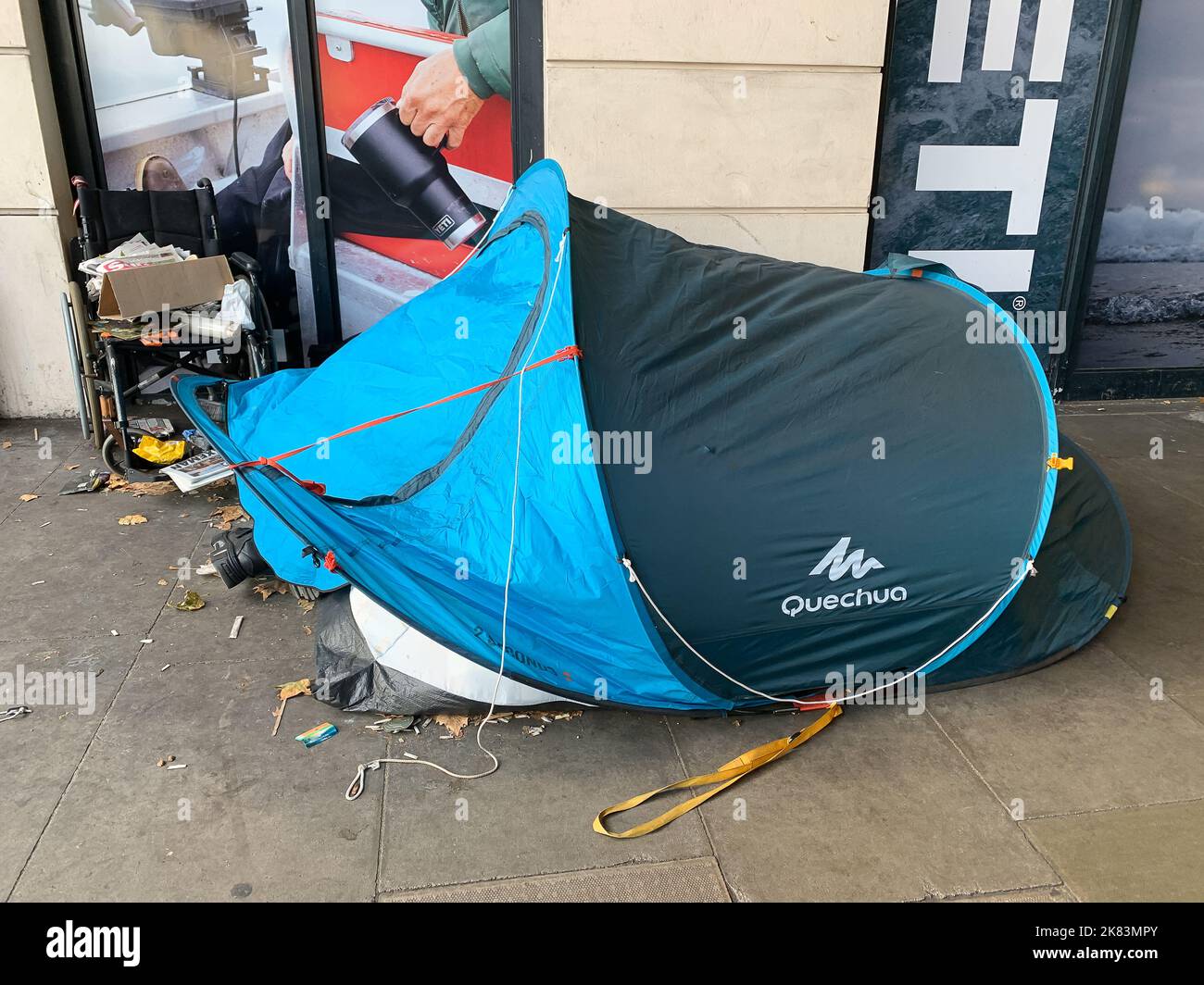 London, UK. 19th October, 2022. A homeless person sleeps in their tent ...