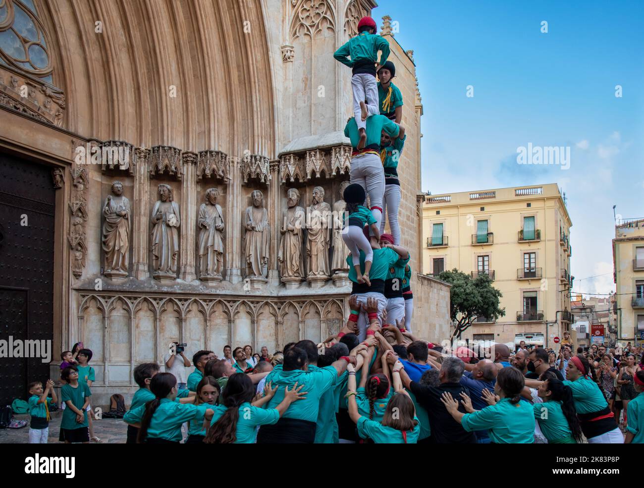 Niños que completan el Castell o castillo, es decir, una torre humana ...