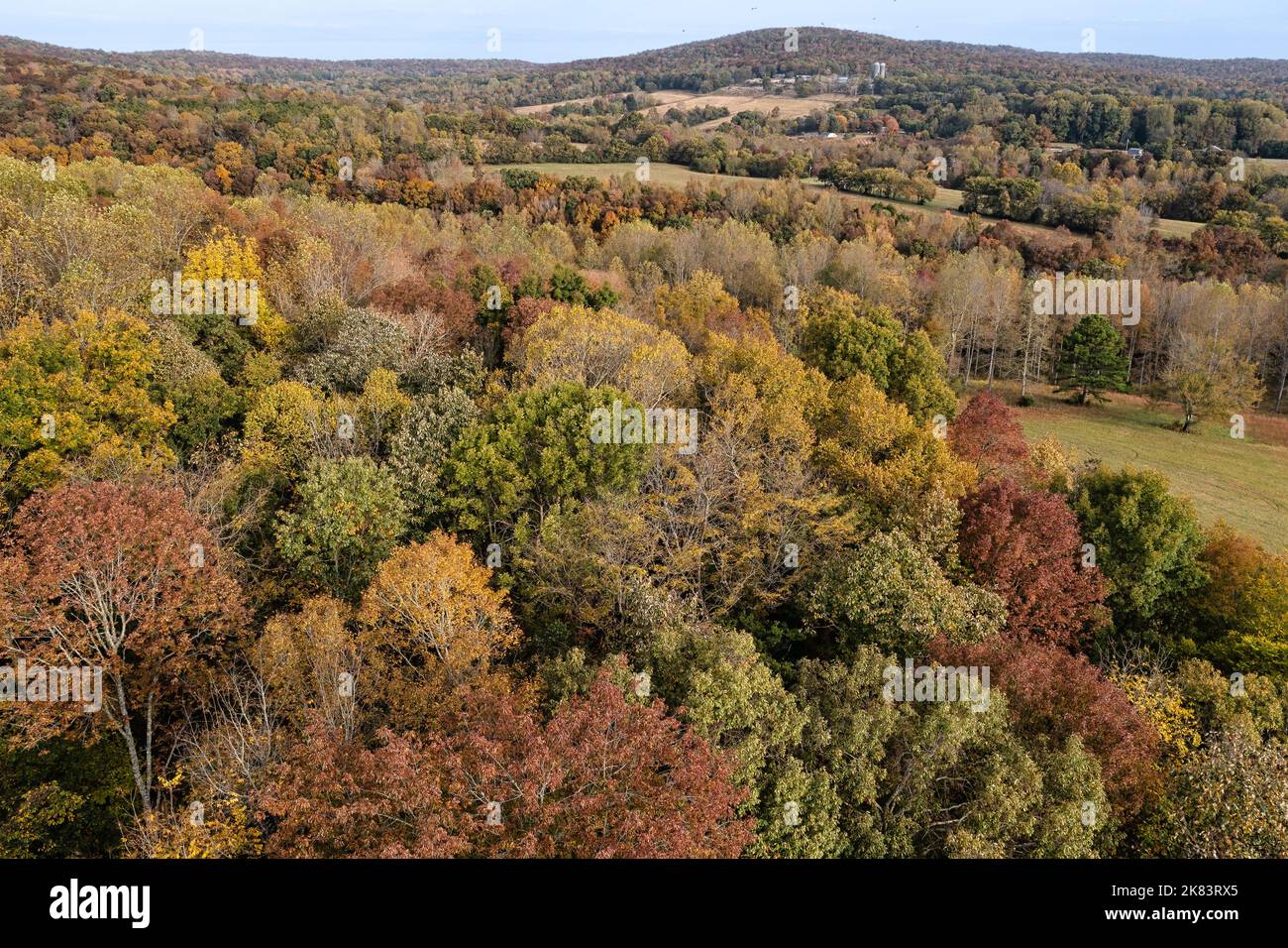 Aerial drone rise up reveal shot in tennessee hi-res stock photography ...