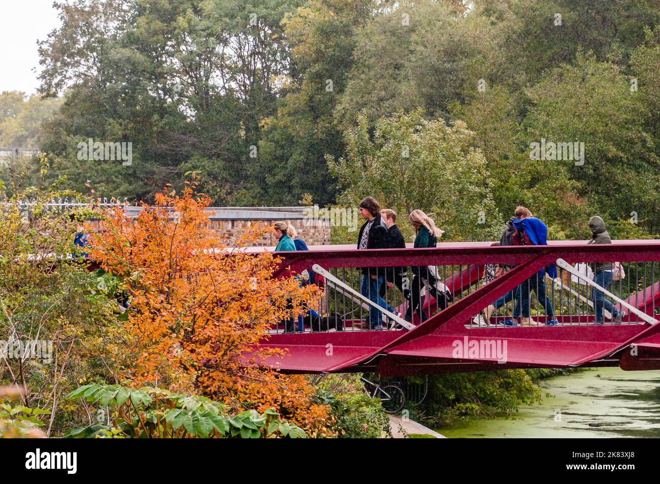 Espérance Bridge good way to Granary Square, London Stock Photo - Alamy
