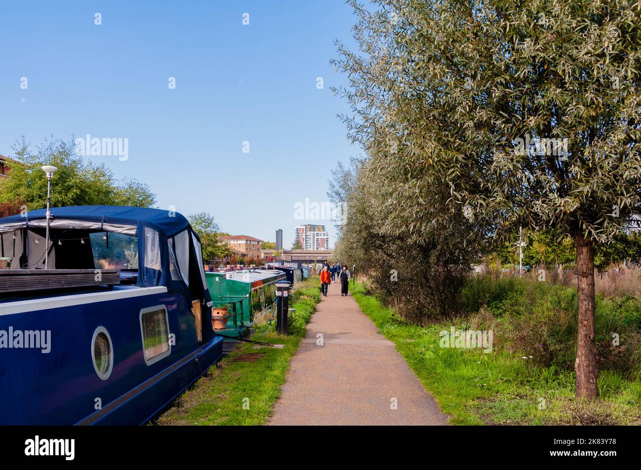 House boats on the River Lee (or Lea) in Lee Valley Park Stock Photo ...
