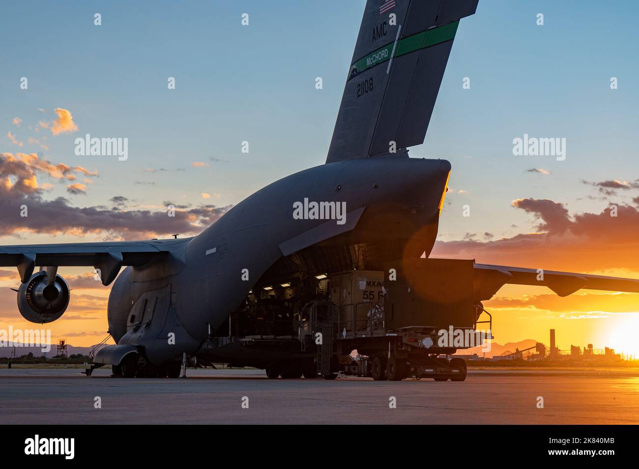 A C-17 Globemaster III transporting Desert Lightning Team members ...