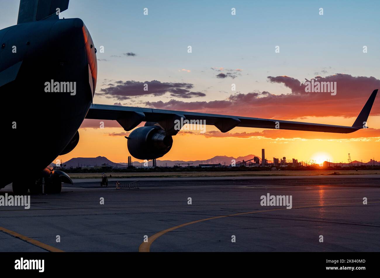 A C-17 Globemaster III transporting Desert Lightning Team members ...
