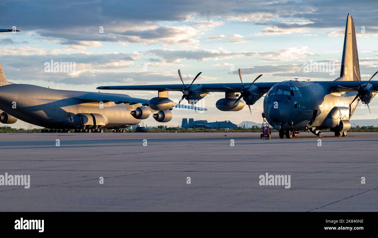 A C-17 Globemaster III transporting Desert Lightning Team members ...