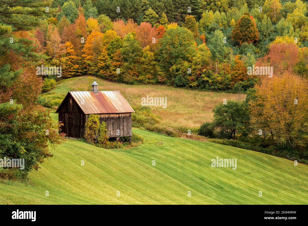 Wooden barn among the autumn trees in Sleepy Hollow Farm in Vermont ...